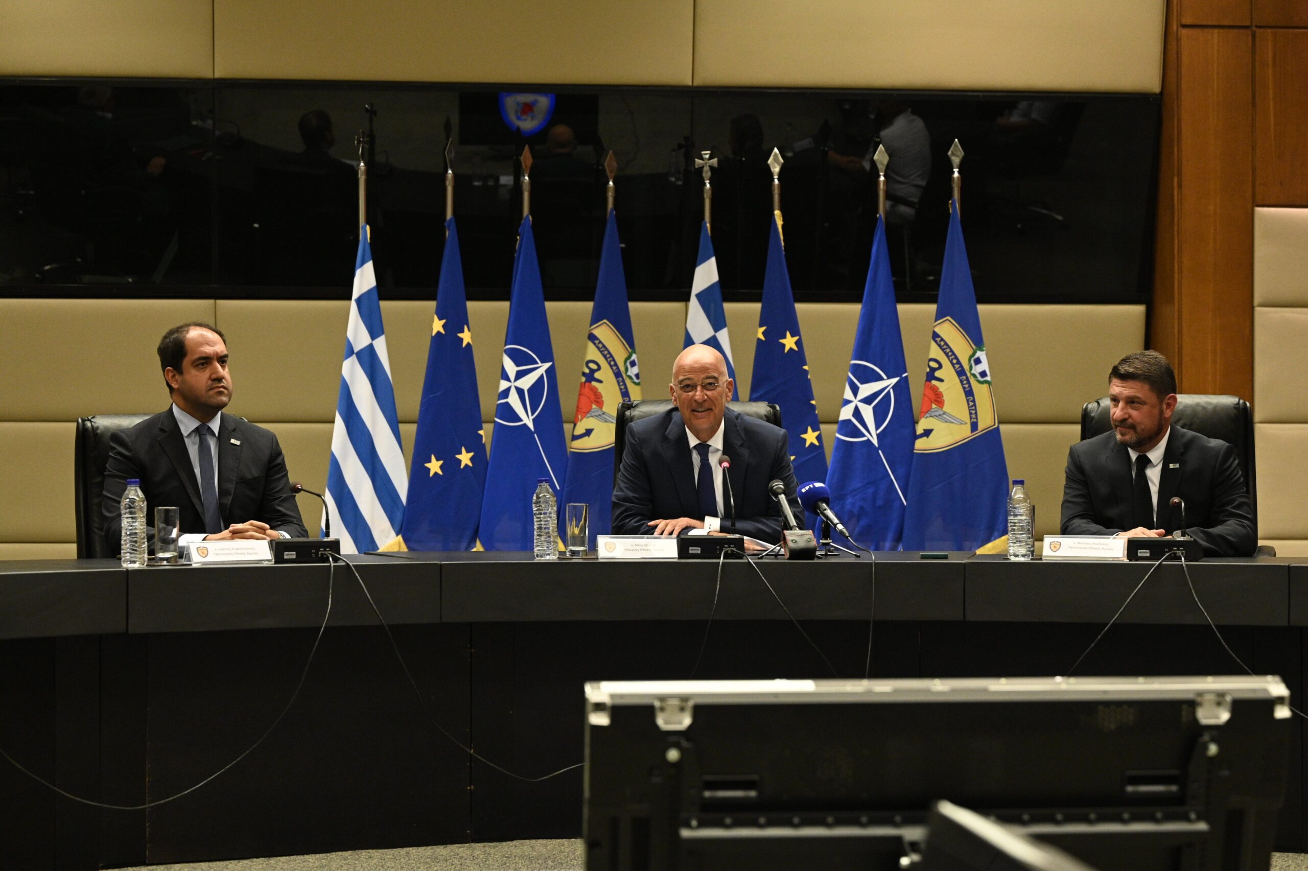 Ο ΥΕΘΑ Νίκος Δένδιας αποχαιρετά με τα καλύτερα λόγια τον Νίκο Χαρδαλιά ...